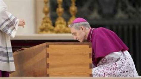 Padre Georg Ganswein Bacia La Bara Di Joseph Ratzinger Dago Fotogallery