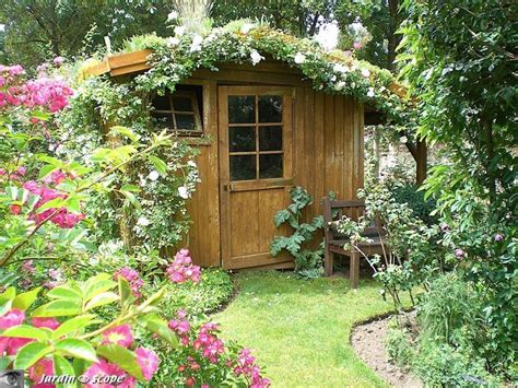 La cabane de jardin au toit végétalisé Photo de JARDIN PRIVÉ D ANDRÉ