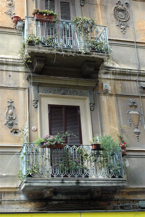 Images Gratuites architecture route rue fenêtre ville balcon