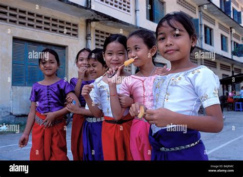 Cambodge Phnom Penh Sc Ne De Rue Groupe De Petites Filles En Tenue