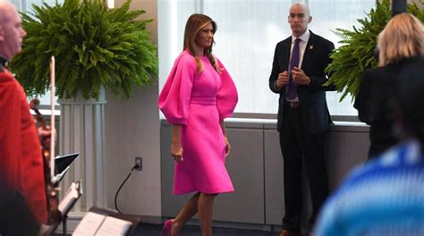 Melania Trump es criticada en redes sociales por vestido fucsia flúo de