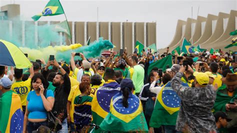 Manifestantes Pedem Interven O Federal Em Frente A Quart Is