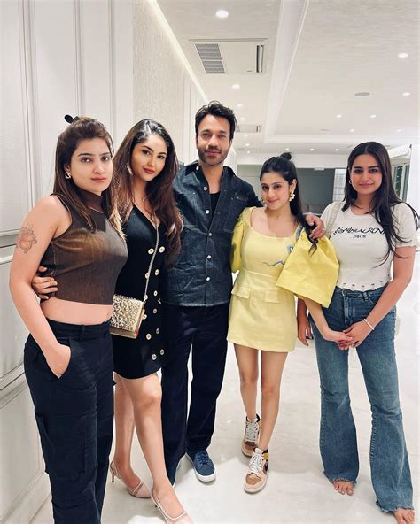 Bigg Boss Vicky Jain Parties With Isha Malviya Sana Raees Khan