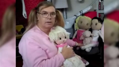Hombre de 60 años se identifica como niña de 6 abandonó a sus 7 hijos