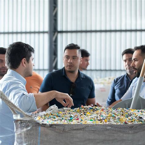 Buscan integrar el reciclaje de plásticos en la recolección de basura