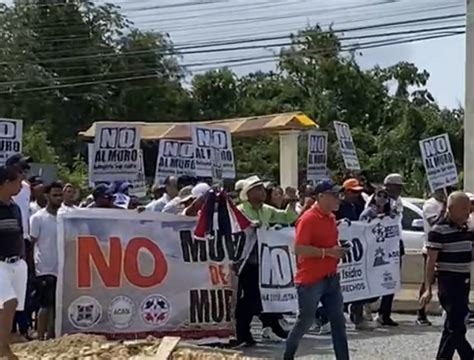 Protestas en Santo Domingo Este contra la construcción de un muro en la