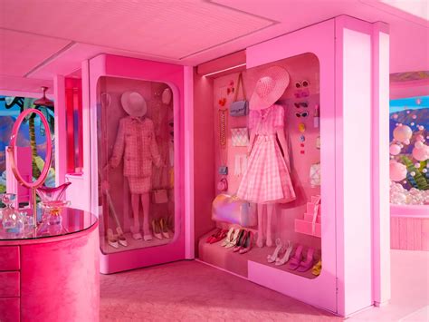 Nella casa di Barbie dove tutto è rosa e magnificamente surreale