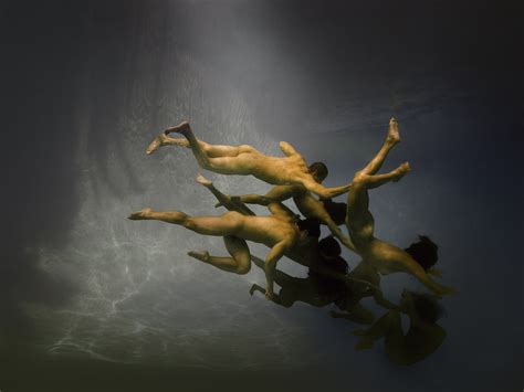 Ipnotici Corpi Nudi Sospesi Sott Acqua Nella Fotografia Di Ed Freeman