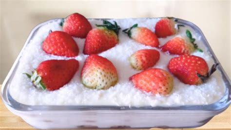 PAVÊ DE BOLACHA MAIZENA TRADICIONAL SIMPLES morangos A SOBREMESA