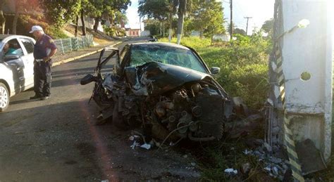 Carro Bate Em Poste E Deixa Dois Feridos Em Camaragibe