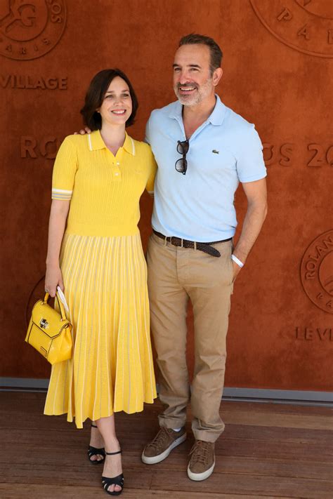 Photo Jean Dujardin et sa femme Nathalie Péchalat au village lors des