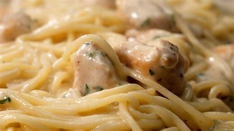 Espaguetis en salsa Alfredo con pollo Cocina Casera y Fácil