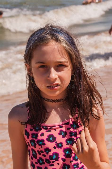 Portrait De Belle Jeune Fille à La Plage Adolescent Fille Par La Mer