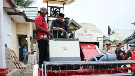 Bupati Kukar Serahkan Bantuan Alsintan Dan Pupuk Bagi Petani Di