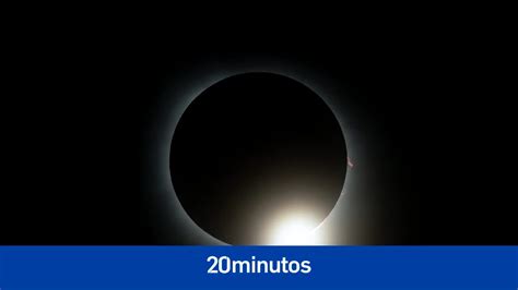 Foto Personas observan el eclipse desde Mazatlan México Las