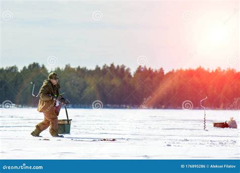 Pesca De Inverno Pescadores De Gelo Que Pescam No Inverno No Rio Foto