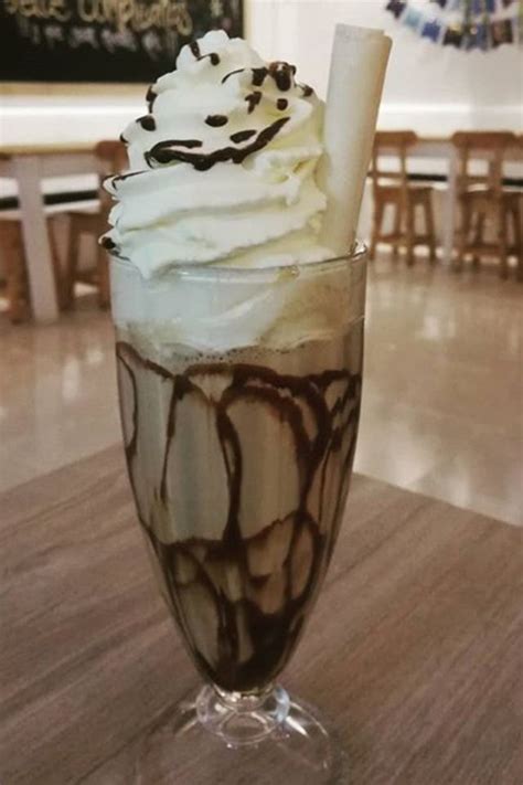 Ingredientes 1 taza de café fuerte preparado y frío 6 bolas de helado