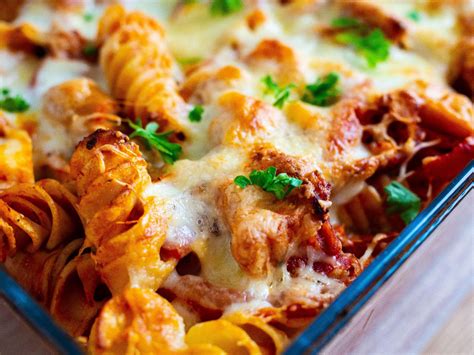 Zapiekanka makaronowa z kurczakiem smakowitość w stylu włoskim