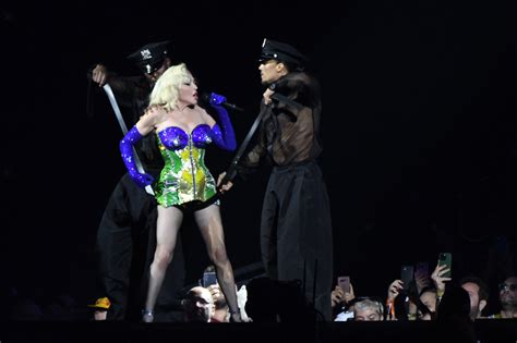 HZ Madonna Homenageia Renato Russo Cazuza E Mortos Pela Aids No Rio