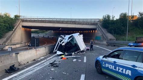 Torino Tir Sfonda Guardrail In Tangenziale E Invade La Carreggiata