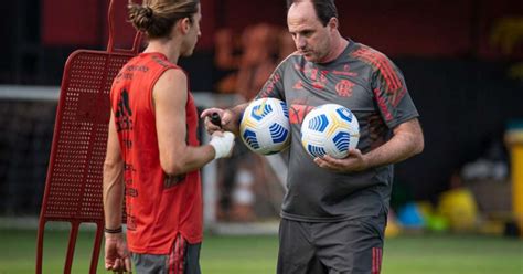 Flamengo se reapresenta após folga e Rogério Ceni comanda treino em