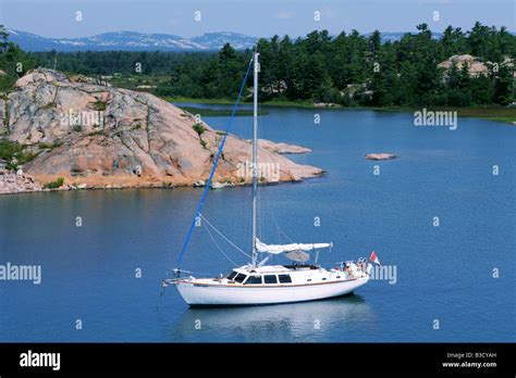 Segelboot Vor Anker In Der Bucht Fotos Und Bildmaterial In Hoher