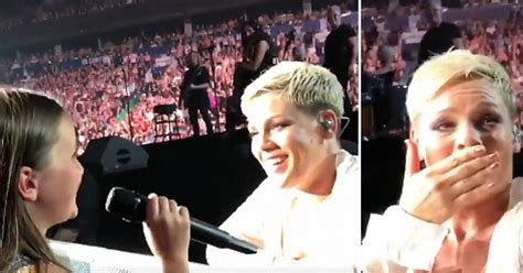 P nk lädt 12 jährigen Fan ein vor Tausenden von Menschen zu singen