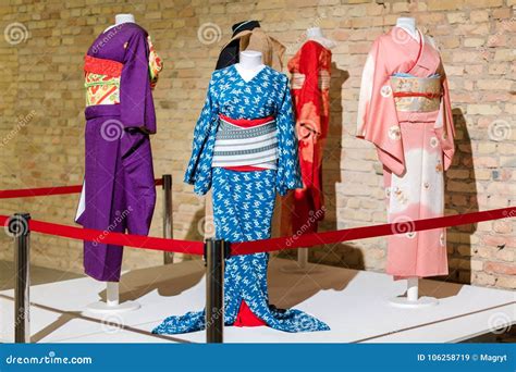 Trajes Del Kimono Para El Hombre Y La Mujer En Maniqu Es Vestidos