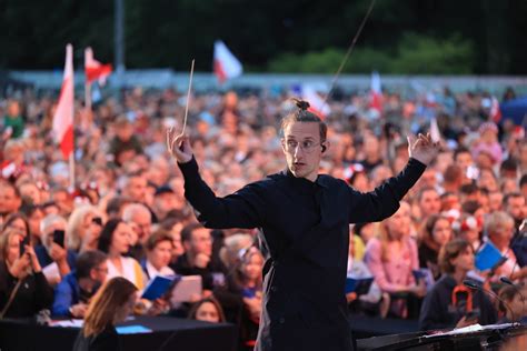 Warszawiacy śpiewają nie zakazane piosenki Niezwykły koncert na pl