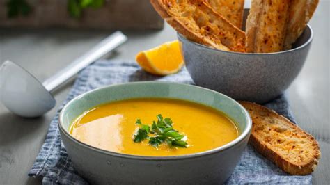 Im Herbst schlemmen Orangen Kürbis Suppe maggi de