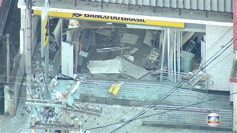Criminosos explodem agência bancária em Cascadura na Zona Norte do Rio