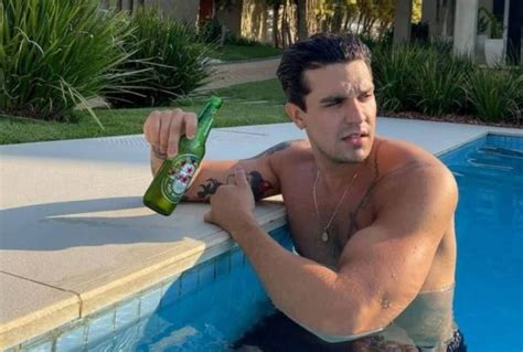 Luan Santana ostenta corpo musculoso em piscina e deixa fãs