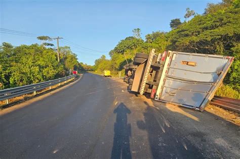 Carreta Carregada De Verduras Tomba Na Br Ap S Perder O Controle