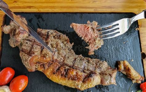Visão Detalhada De Uma Porção Fatiada De Carne De Bovino Em Batatas
