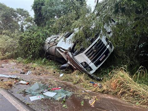 Família fica ferida após caminhão tombar na BR 282 em Chapecó Verde