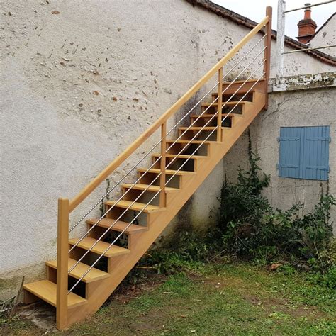 Escalier extérieur en bois et garde corps contemporain à tubes en inox