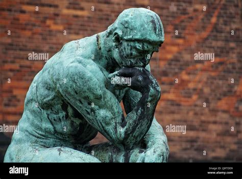 Una famosa escultura El Pensador de Auguste Rodin Fotografía de stock