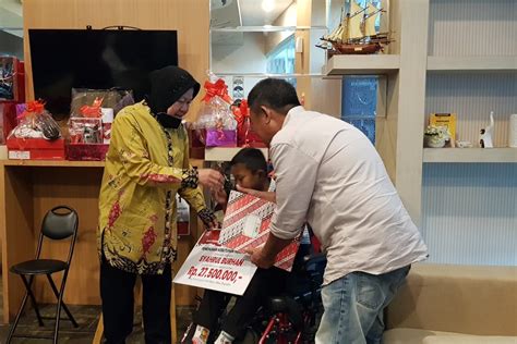 Jenguk Bocah Penderita Jantung Mensos Serahkan Bantuan ATENSI Dan