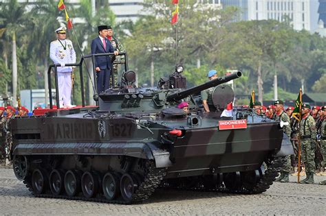 Naik Tank Marinir Presiden Jokowi Periksa Pasukan Upacara HUT Ke 78 TNI