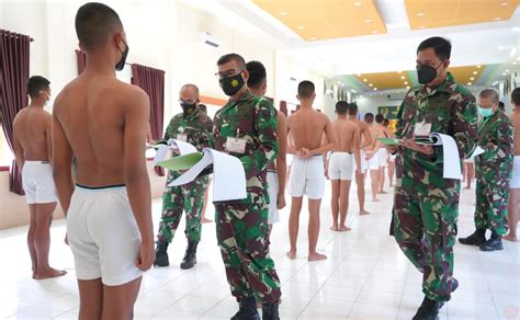 Kasdam Ii Sriwijaya Brigjen Tni Muhammad Zamroni Pimpin Sidang Parade