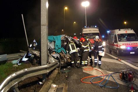Auto Contro Un Palo Quattro Giovani Morti In Tangenziale A Lodi