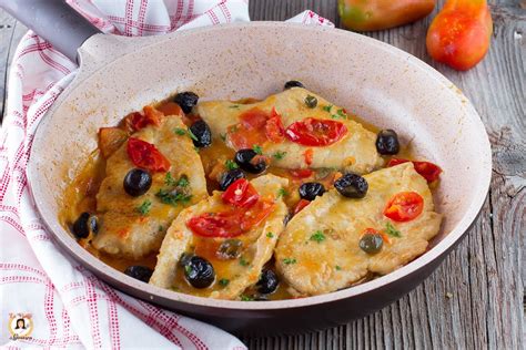 Petto Di Pollo Con Pomodorini Olive E Capperi Cotto In Padella Piatto