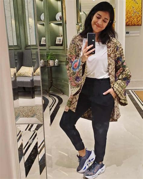 6 Inspirasi Padu Padan Outfit Ala Dian Sastro Makin Stylish Di Hari