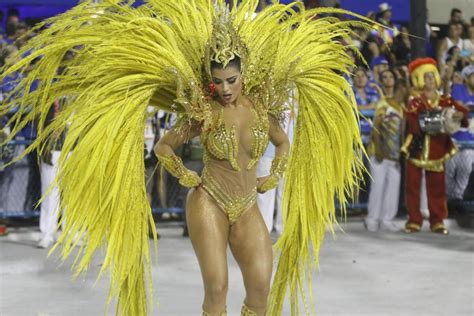 Foto Bianca Leão exibiu o corpão em sua estreia como rainha de bateria
