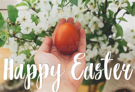 Texto Feliz De Pascua Carta De Saludos De Pascua Mano Sosteniendo Un