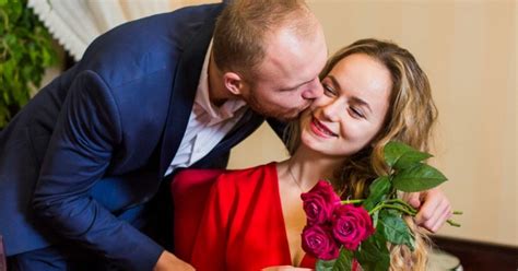 Cómo se comporta un hombre cuando le gusta una mujer comprometida