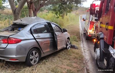 Um homem morre e outro fica ferido em colisão de carro contra árvore na