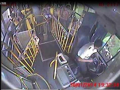 G1 Jovem pega rabeira em ônibus e agride motorista em Ribeirão