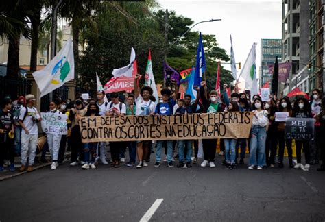 Estudantes protestam contra cortes do governo às universidades federais