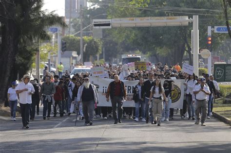 Un Alfaro de papel encabezó la marcha de la Preparatoria de Jalisco